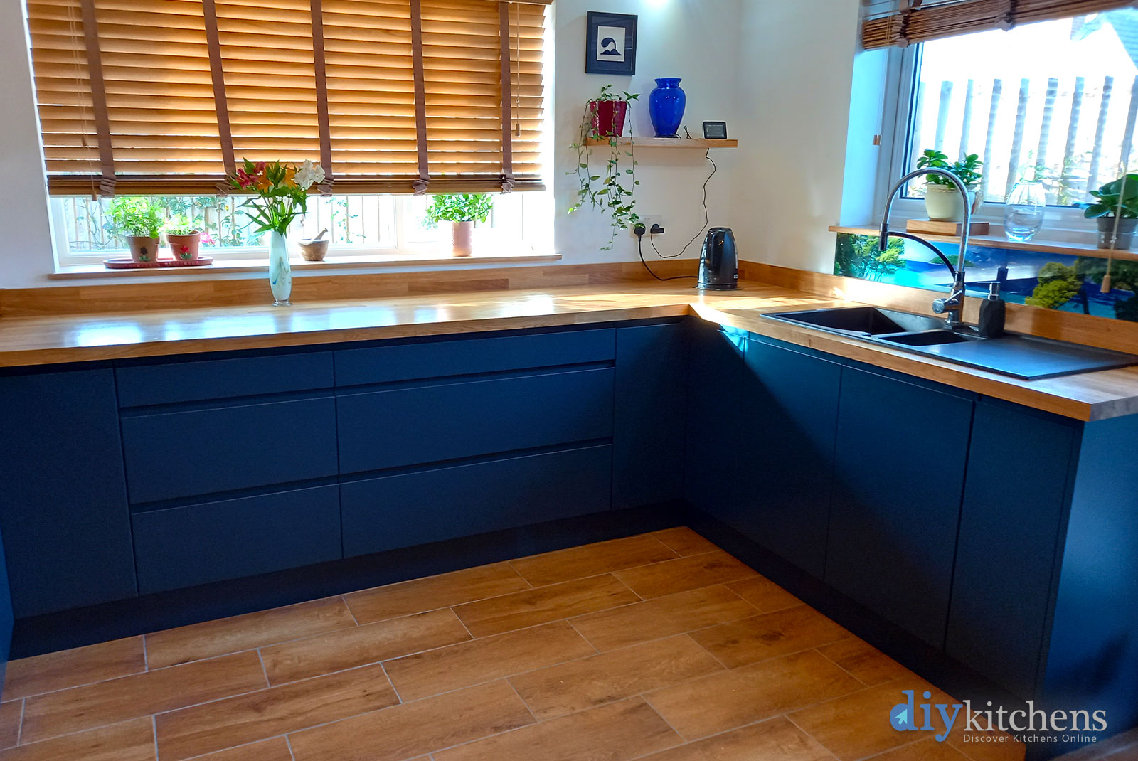 Handleless Green Real Kitchens